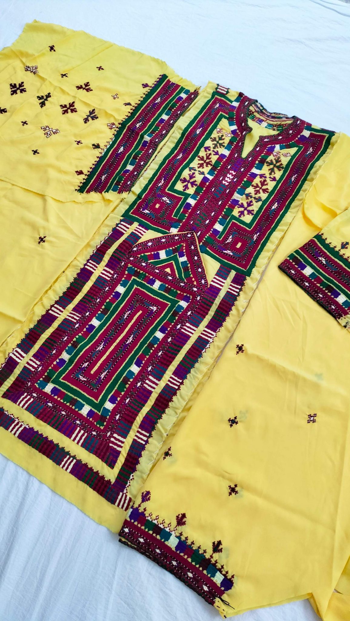 Baloch traditional dresses | Murgh panj | Balochi doch| - Balochi ...